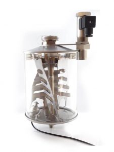 Oil reservoir with stirrer for lubrication devices